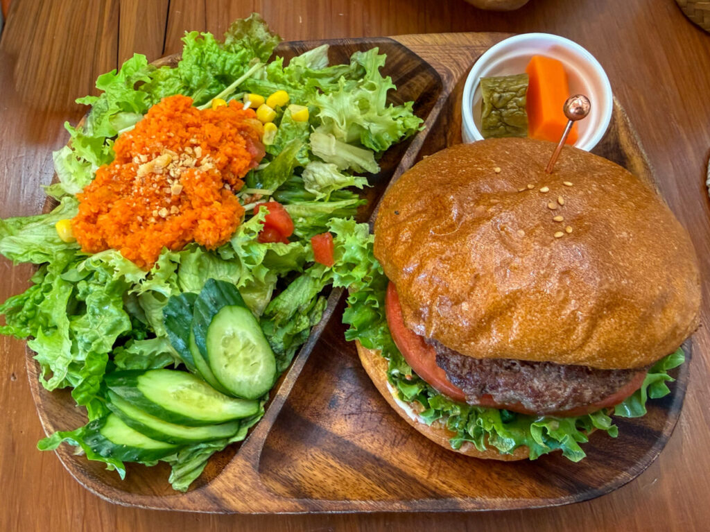 【羽村市】バリ島気分で至福のランチを。WABOKU CAFEの『A5ランク黒毛和牛バーガー』と自家焙煎珈琲 | 号外NET 青梅市・羽村市・瑞穂町